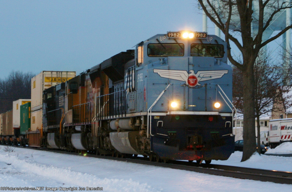 UP 1982 Mopac leads NS 212